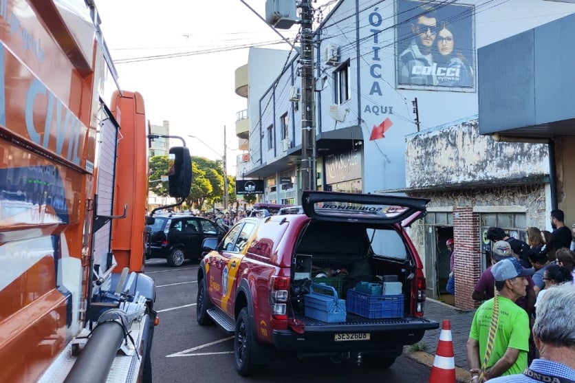 Mãe e filha que caíram em fossa desativada são retiradas por equipes de ...