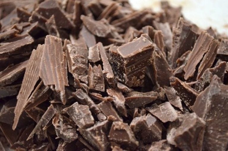 Bandido arromba comércio e furta R$ 2 mil e 8 quilos de chocolate